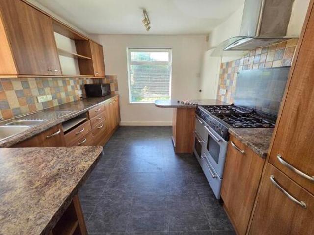 3 bedroom semi detached house for rent in Peckett Close, Oakes, HD3