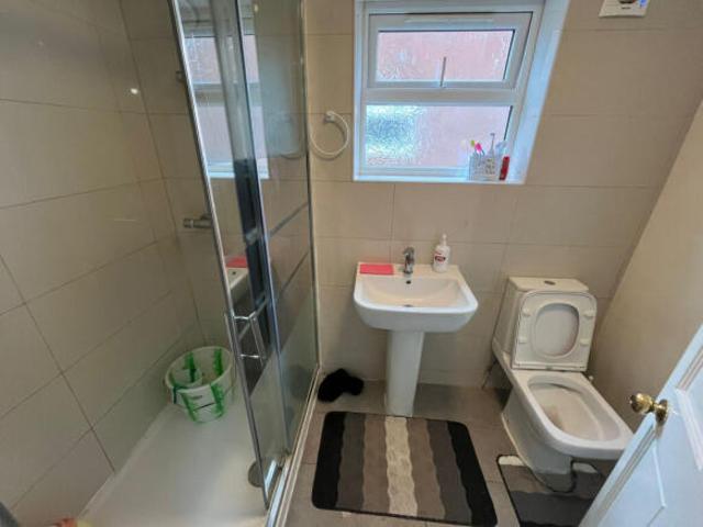 3 bedroom semi detached house for rent in Pinewood Avenue, LE4