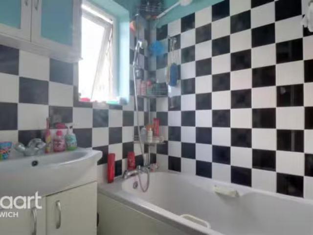 3 bedroom semi detached house for rent in Pickwick Road, Ipswi.