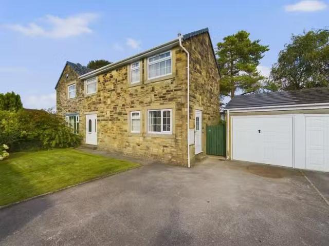 3 bedroom semi detached house for rent in Piece Fields, Thresh.