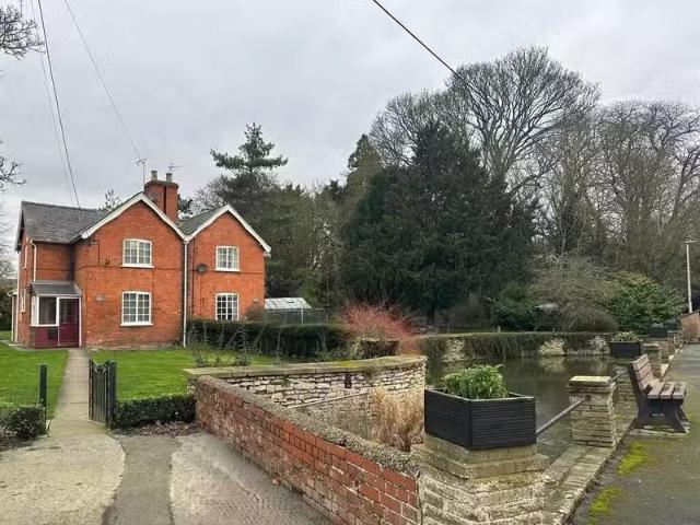 3 bedroom semi detached house for rent in Pond Cottage, Redbou.