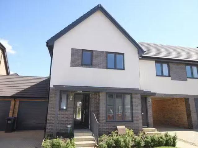 3 bedroom semi detached house for rent in Queens Avenue, Welwy.