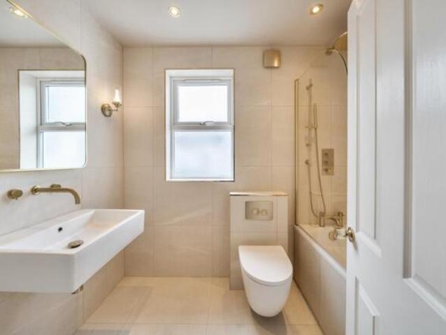 3 bedroom semi detached house for rent in Ranelagh Road London N22