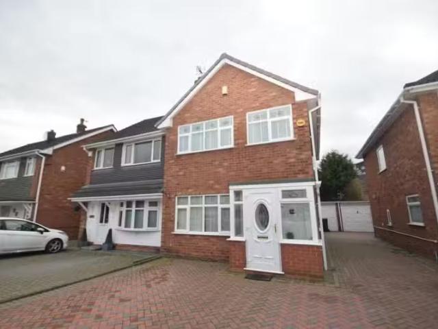 3 bedroom semi detached house for rent in Rayford Drive, West.