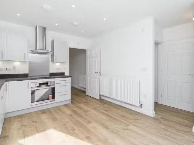 3 bedroom semi detached house for rent in Receive a £850 Rent.