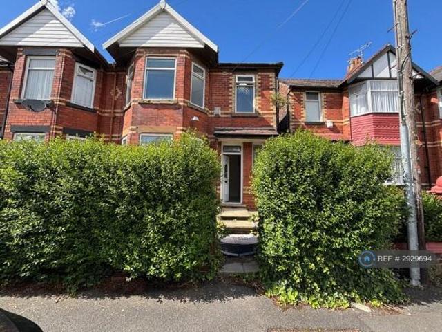 3 bedroom semi detached house for rent in Richmond Avenue, Manchester, M25