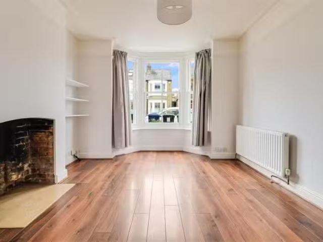 3 bedroom semi detached house for rent in Richmond Road, Cambr.