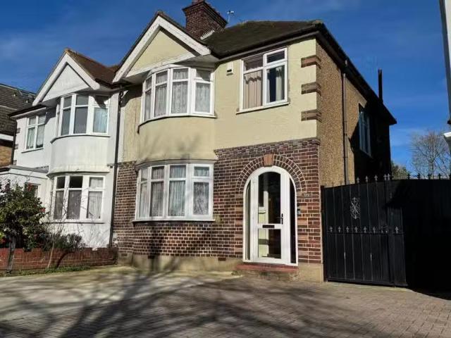3 bedroom semi detached house for rent in Richmond Road, Kings.