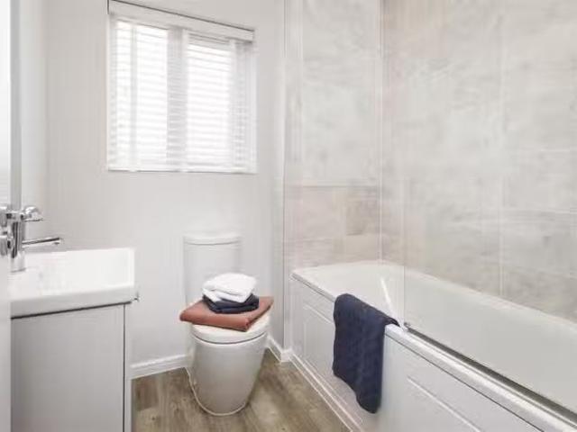 3 bedroom semi detached house for rent in Roman Way, West Brom.