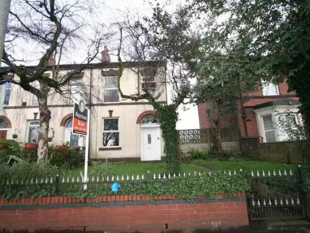 3 bedroom semi detached house for rent in Rochdale Road, Bury.