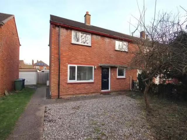 3 bedroom semi detached house for rent in Roland Close, Cambri.