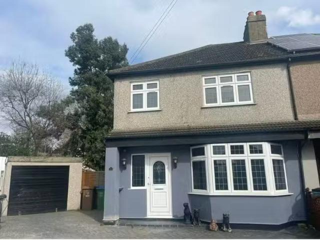 3 bedroom semi detached house for rent in Ruskin Grove, Wellin.