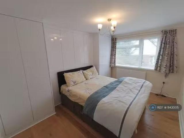 3 bedroom semi detached house for rent in Sandpiper Road, Sout.