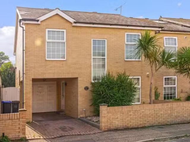 3 bedroom semi detached house for rent in Selden Lane, Worthin.