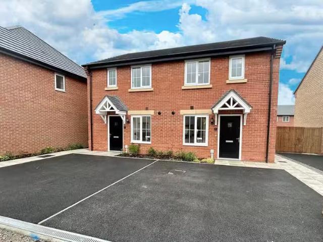 3 bedroom semi detached house for rent in Shaw Bank Place, Cre.
