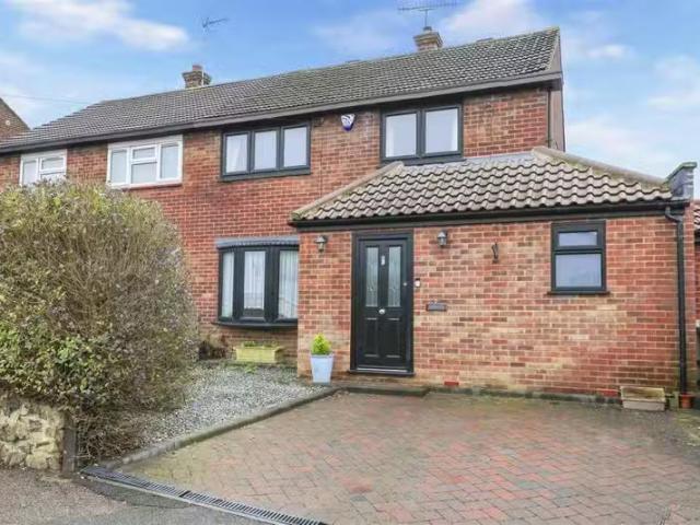 3 bedroom semi detached house for rent in Shaftsbury Road, Epp.
