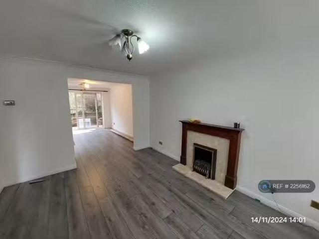 3 bedroom semi detached house for rent in South Croydon, South.