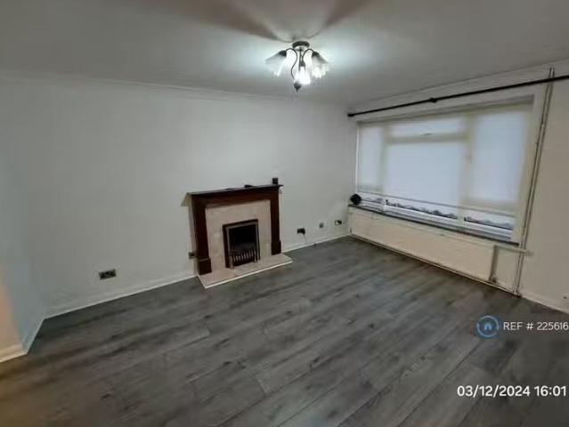 3 bedroom semi detached house for rent in South Croydon, South.