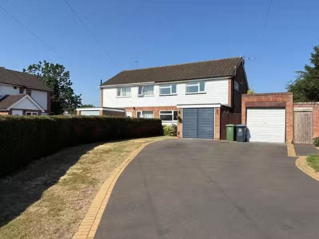 3 bedroom semi detached house for rent in Slingates Road, Stra.