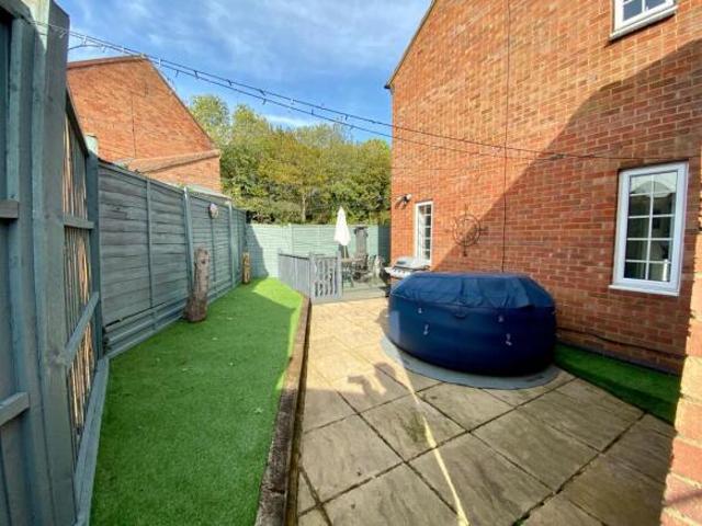 3 bedroom semi detached house for rent in Smeaton Close, Milton Keynes, MK14