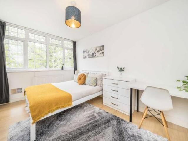 3 bedroom semi detached house for rent in Spring Walk, Aldgate East, E1