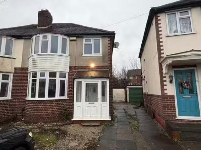 3 bedroom semi detached house for rent in Swan Crescent, Oldbu.