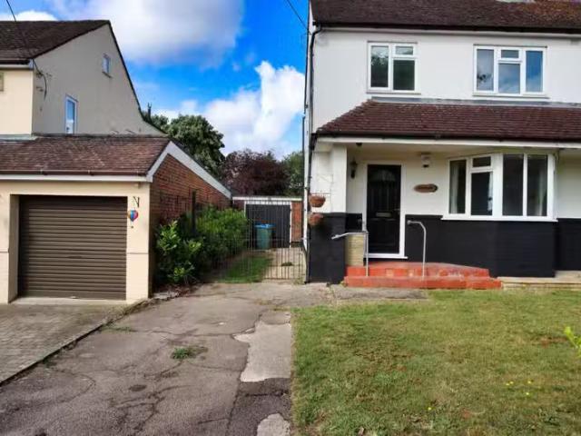 3 bedroom semi detached house for rent in St David's Road, Hex.