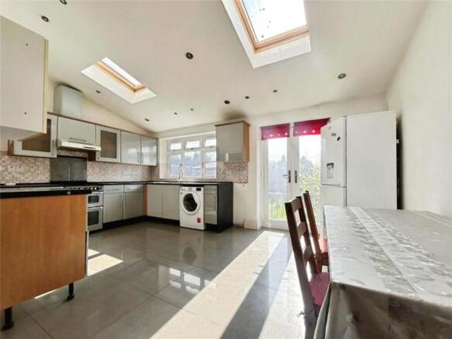 3 bedroom semi detached house for rent in Station Road, Hounslow, TW3