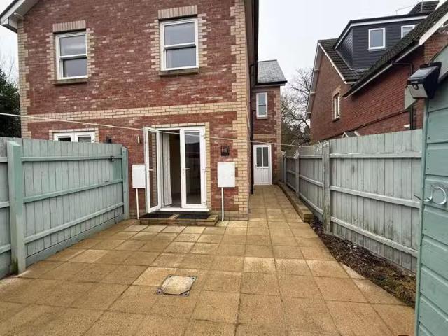 3 bedroom semi detached house for rent in Station Road, Wimbor.