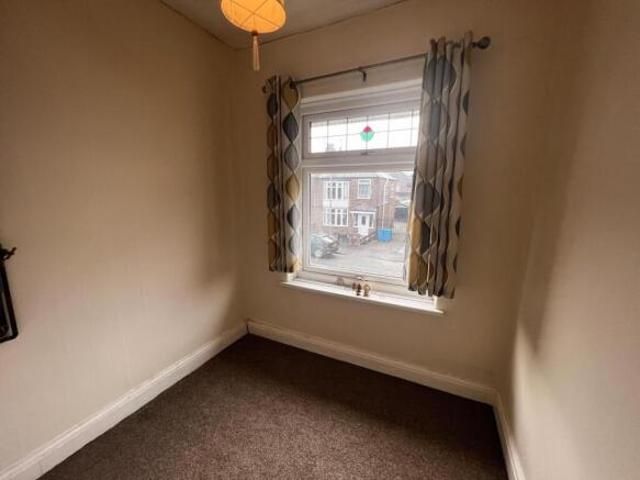 3 bedroom semi detached house for rent in Strathmore Avenue, HULL, HU6