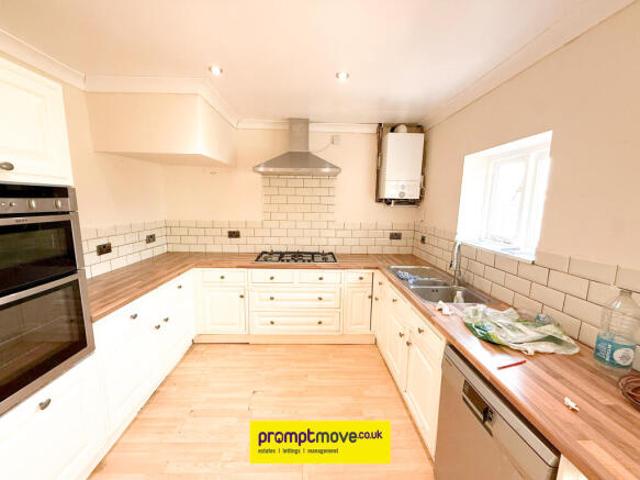 3 bedroom semi detached house for rent in Sunningdale Luton LU2 7TF, LU2