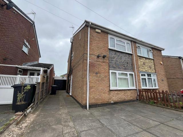 3 Bedroom Semi Detached House on Pinewood Avenue