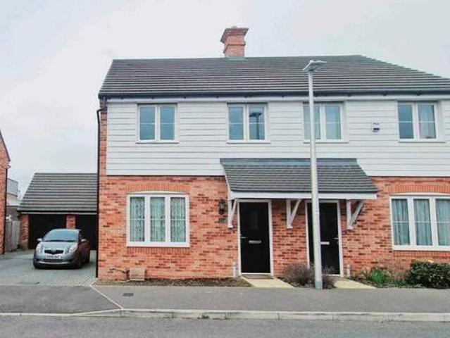 3 bedroom semidetached house for rent in Millers Grove Woodley RG5