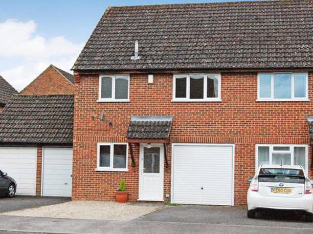3 bedroom semidetached house for rent in Butson Close Newbury RG14
