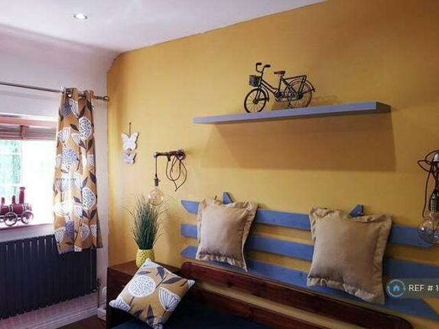 3 bedroom semidetached house for rent in Beechmont Close Bromley BR1