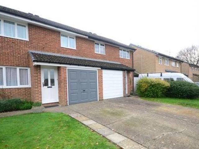 3 bedroom semidetached house for rent in Bluebell Close Horsham RH12