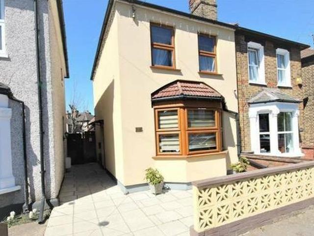3 bedroom semidetached house for rent in Cotleigh Road Romford RM7