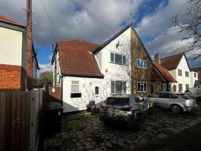 3 bedroom semidetached house for rent in Elmsway Ashford Middlesex TW15