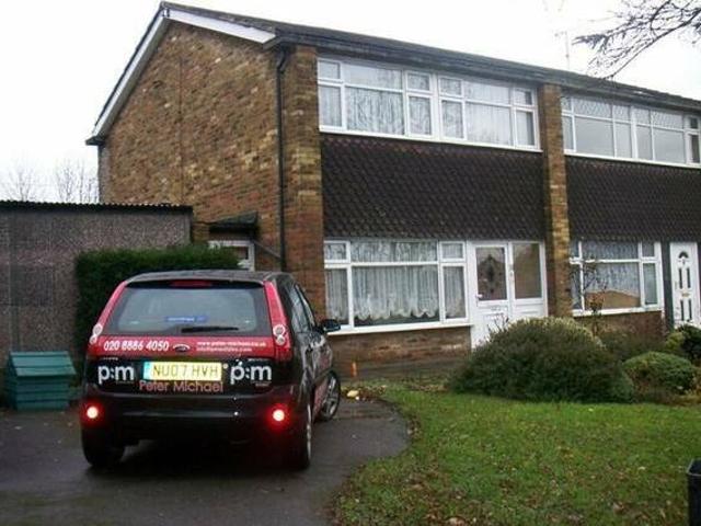3 bedroom semidetached house for rent in Enfield EN2