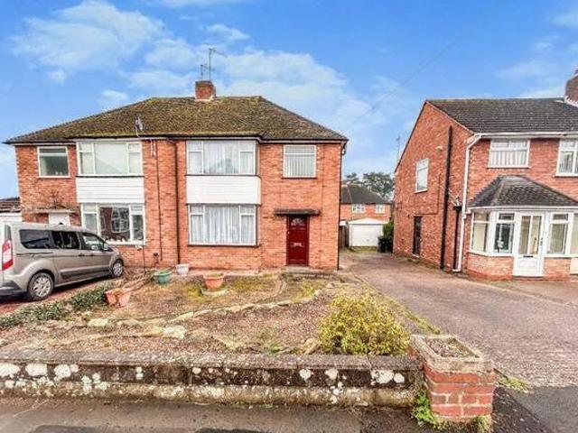 3 bedroom semidetached house for rent in Essex Avenue Kingswinford DY6