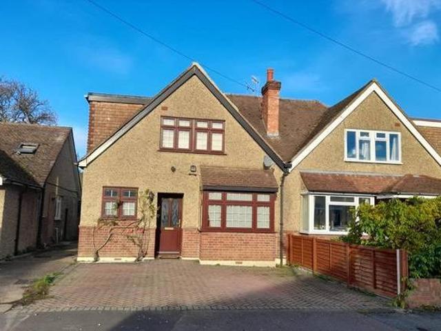 3 bedroom semidetached house for rent in Fairfax Road Woking GU22