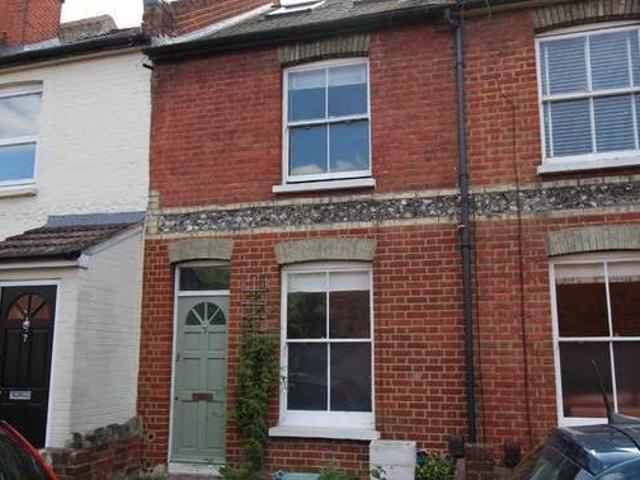 3 bedroom semidetached house for rent in Finch Road Guildford GU1