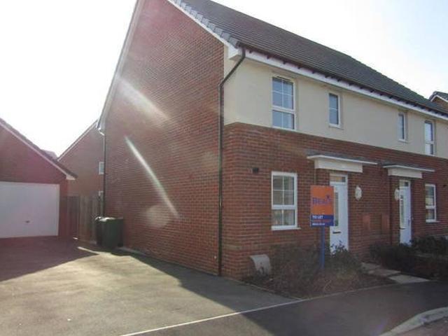 3 bedroom semidetached house for rent in Foxglove Way Clanfield PO8