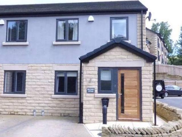 3 bedroom semidetached house for rent in Friarmere Dell Huddersfield Road OL3