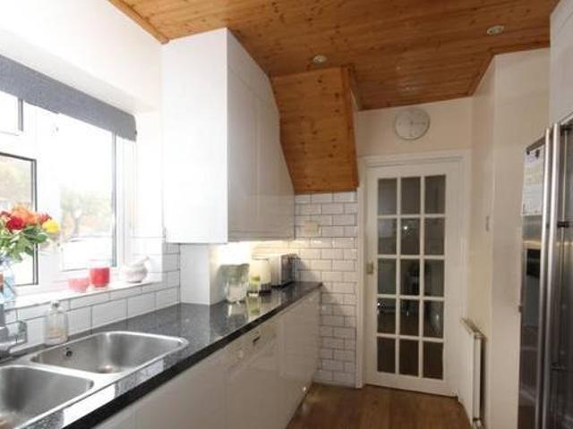 3 bedroom semidetached house for rent in Hawthorn Avenue Brentwood Essex CM13