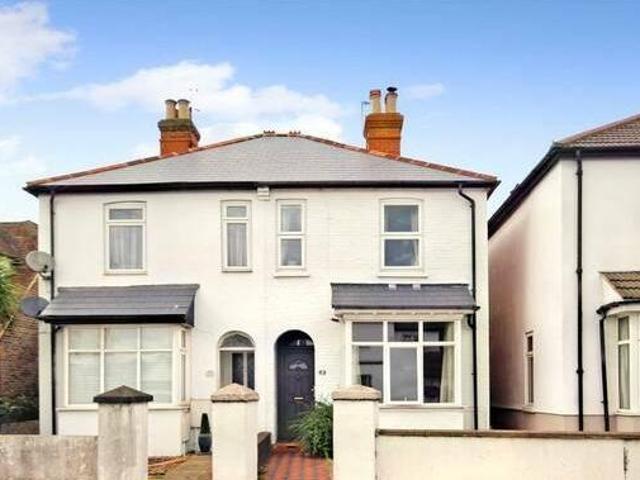 3 bedroom semidetached house for rent in High Street GU22