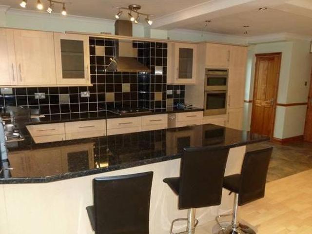 3 bedroom semidetached house for rent in Jeans Way Dunstable Bedfordshire LU5