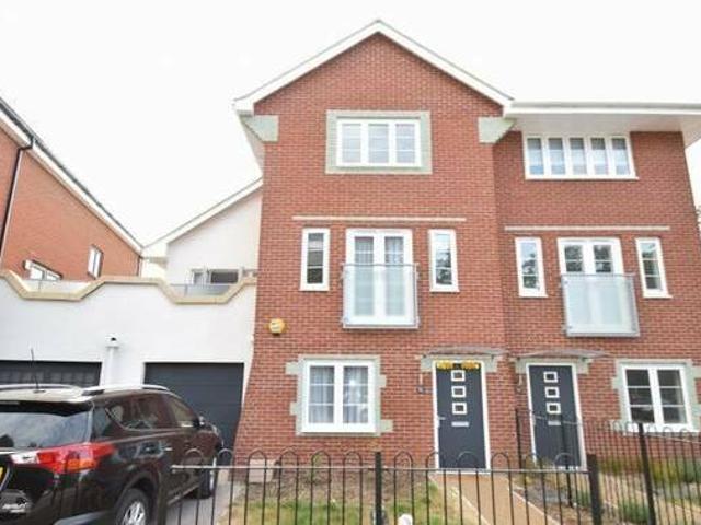 3 bedroom semidetached house for rent in Kennedy Avenue Pine Trees High Wycombe Buckinghamshire