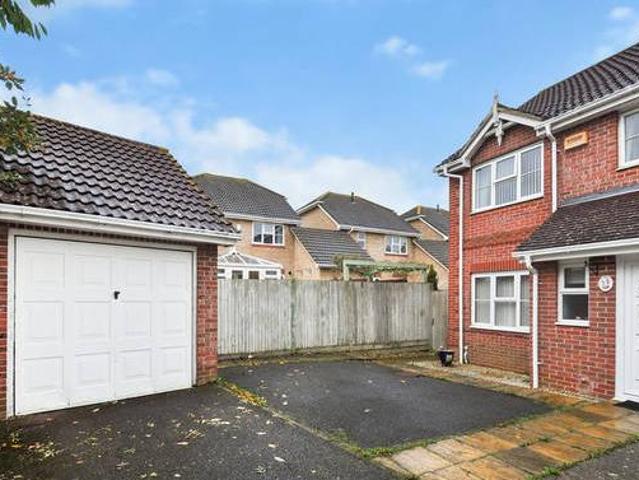 3 bedroom semidetached house for rent in Robert Brundett Close Kennington TN24