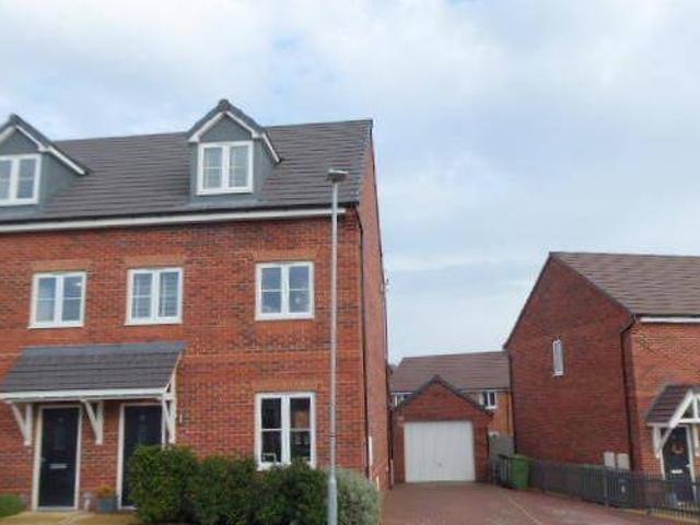 3 bedroom semidetached house for rent in Stratford Grove Evesham Worcestershire WR11